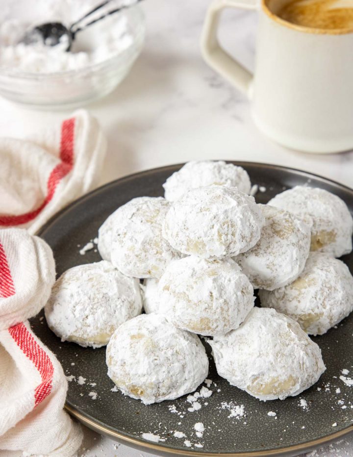 Classic Pecan Snowball Cookies | 5 ingredients - Mom's Dinner
