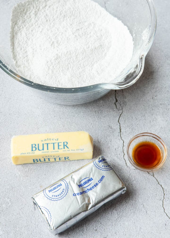 Cream Cheese Buttercream Frosting | 4 ingredients - Mom's Dinner