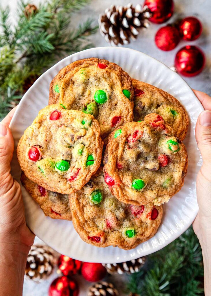 Simple Christmas Chocolate Chip Cookies - Mom's Dinner