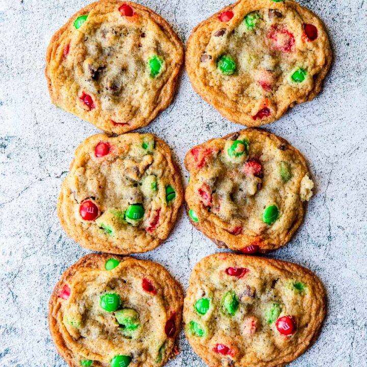 Simple Christmas Chocolate Chip Cookies - Mom's Dinner